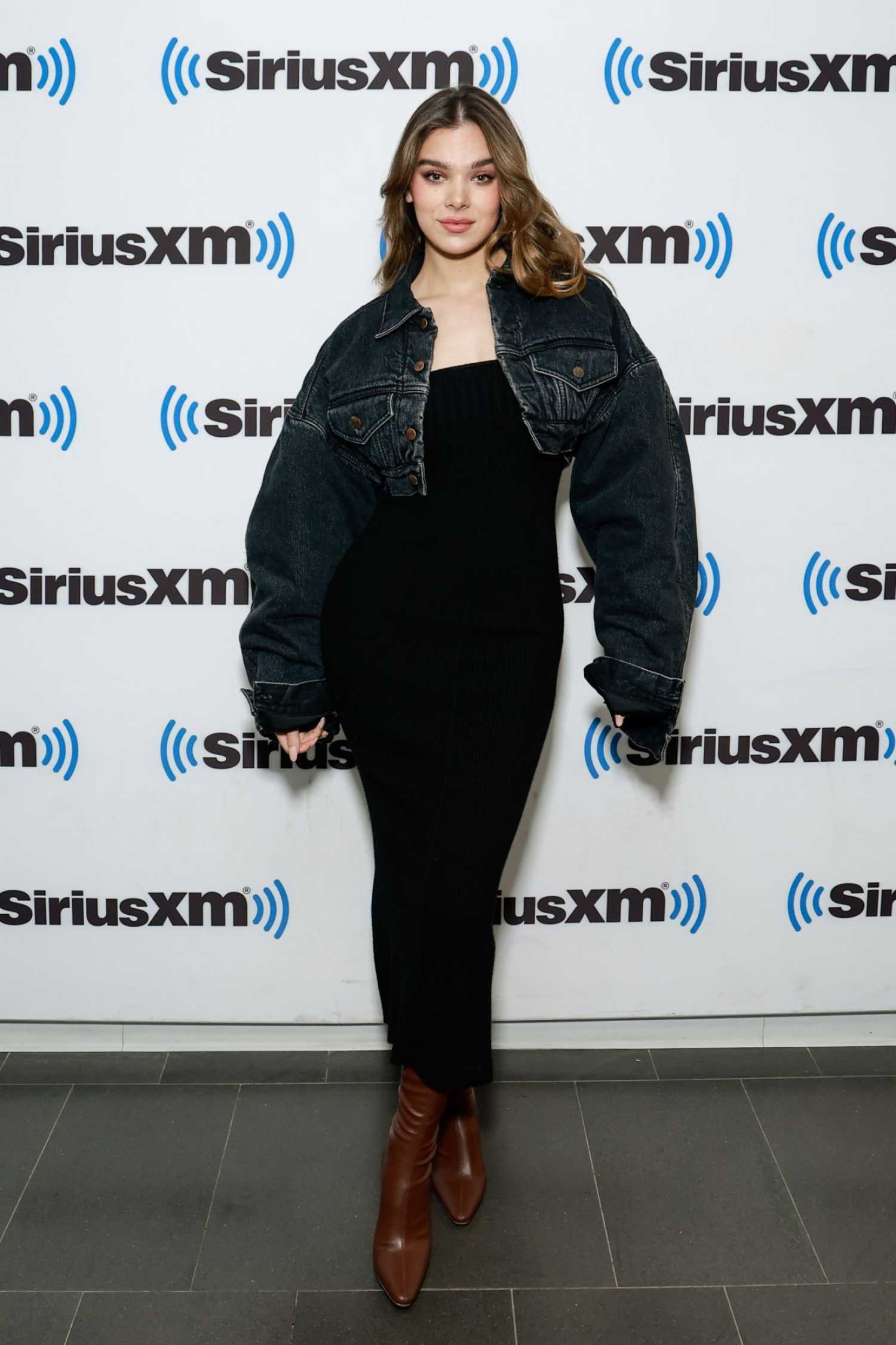 Hailee Steinfeld Visits SiriusXM Studios in New York – Celeb Donut