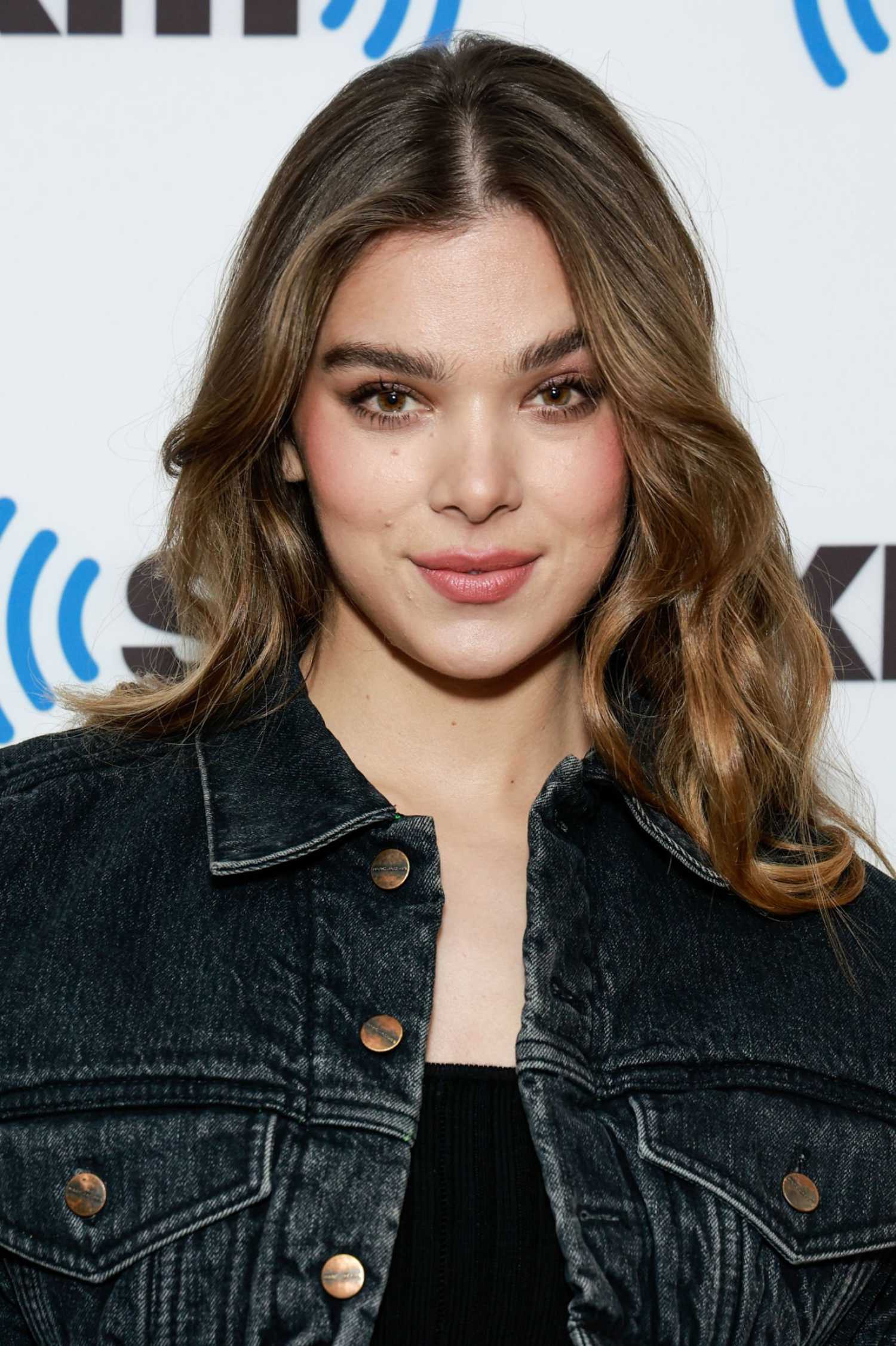 Hailee Steinfeld Visits SiriusXM Studios in New York – Celeb Donut
