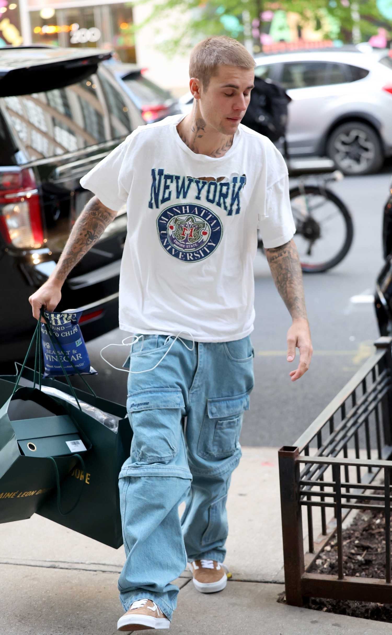 Justin Bieber in a White Tee Was Seen Out in New York – Celeb Donut