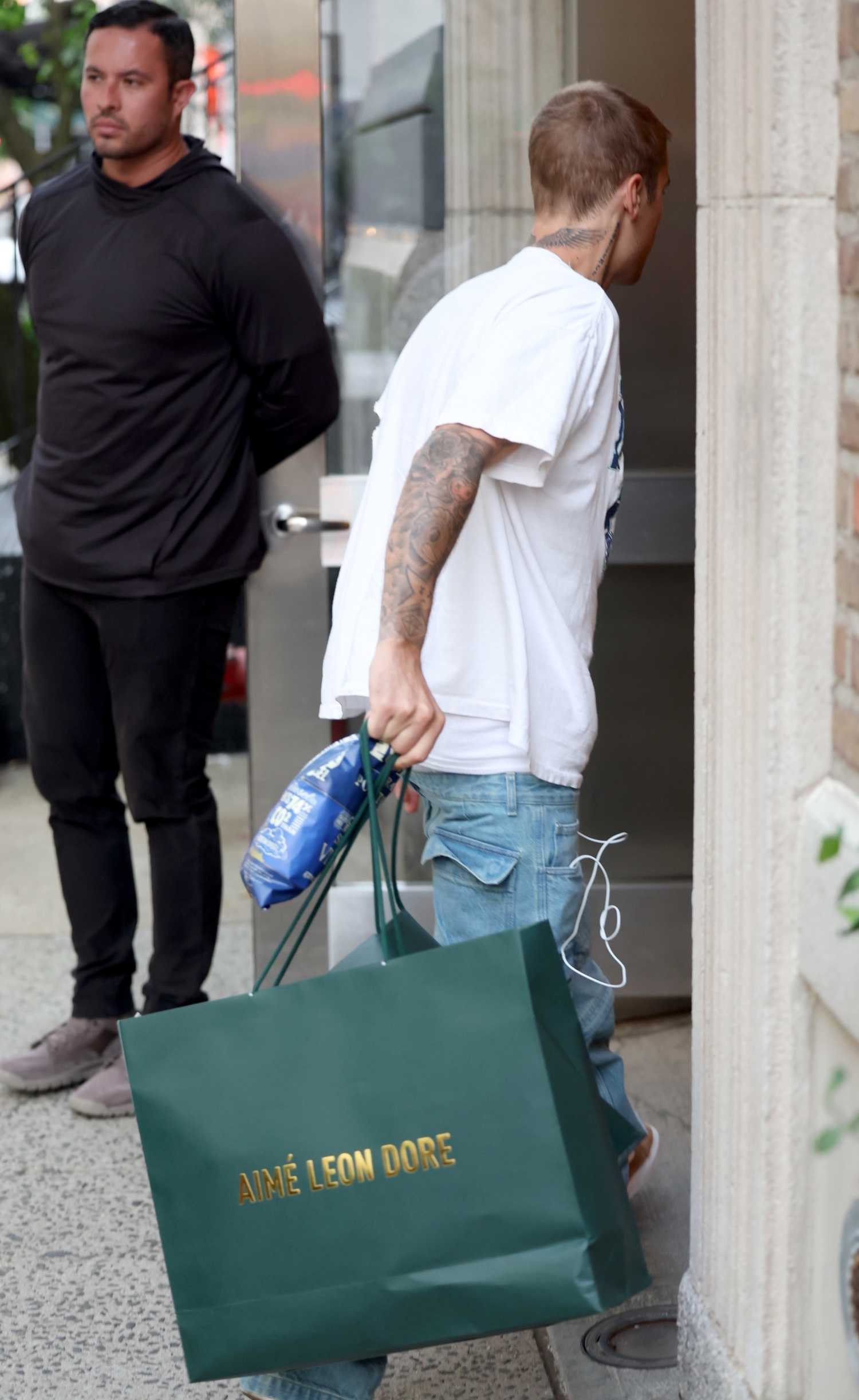 Justin Bieber in a White Tee Was Seen Out in New York – Celeb Donut