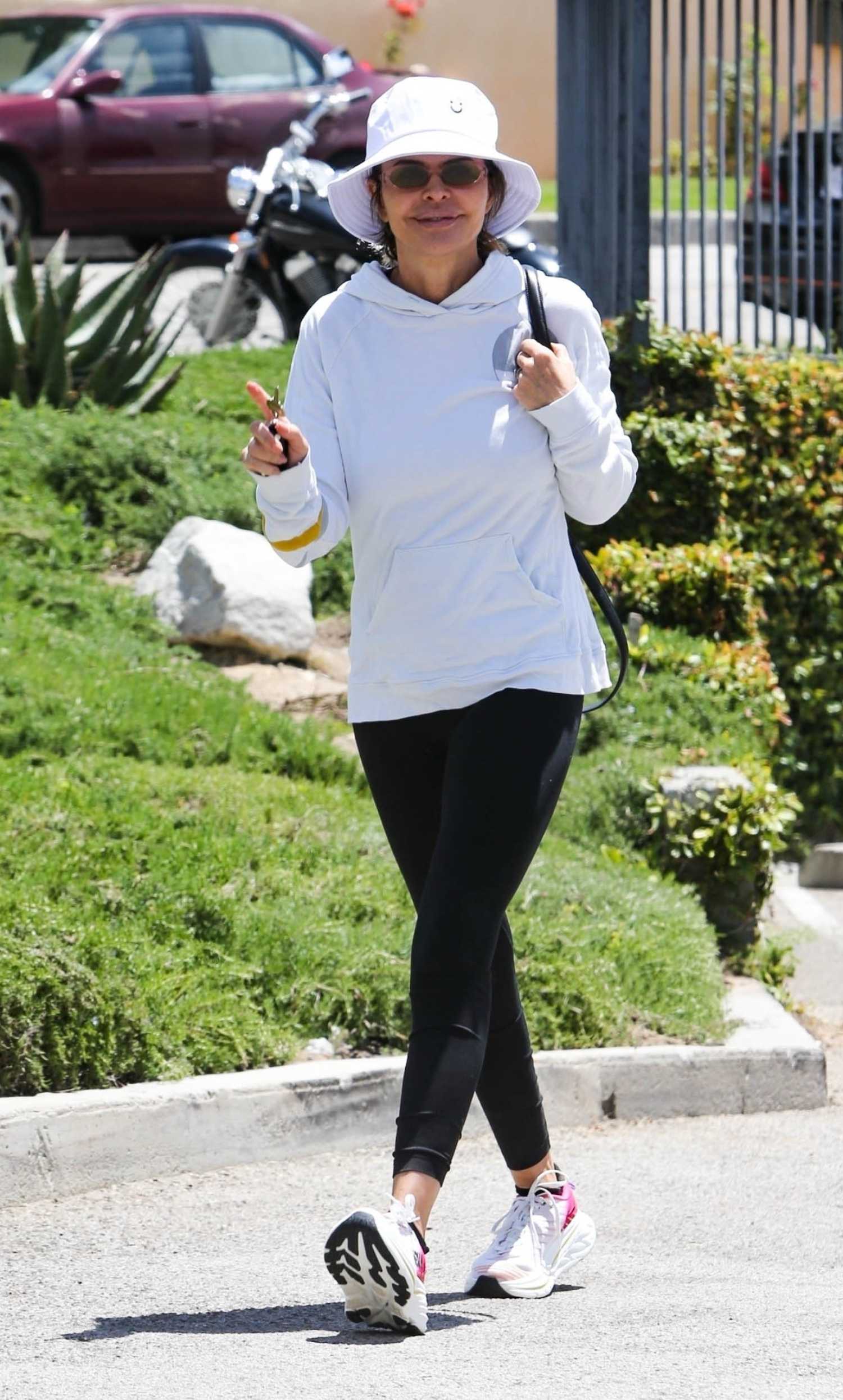 Lisa Rinna in a White Hoodie Was Seen Out in Beverly Hills – Celeb Donut