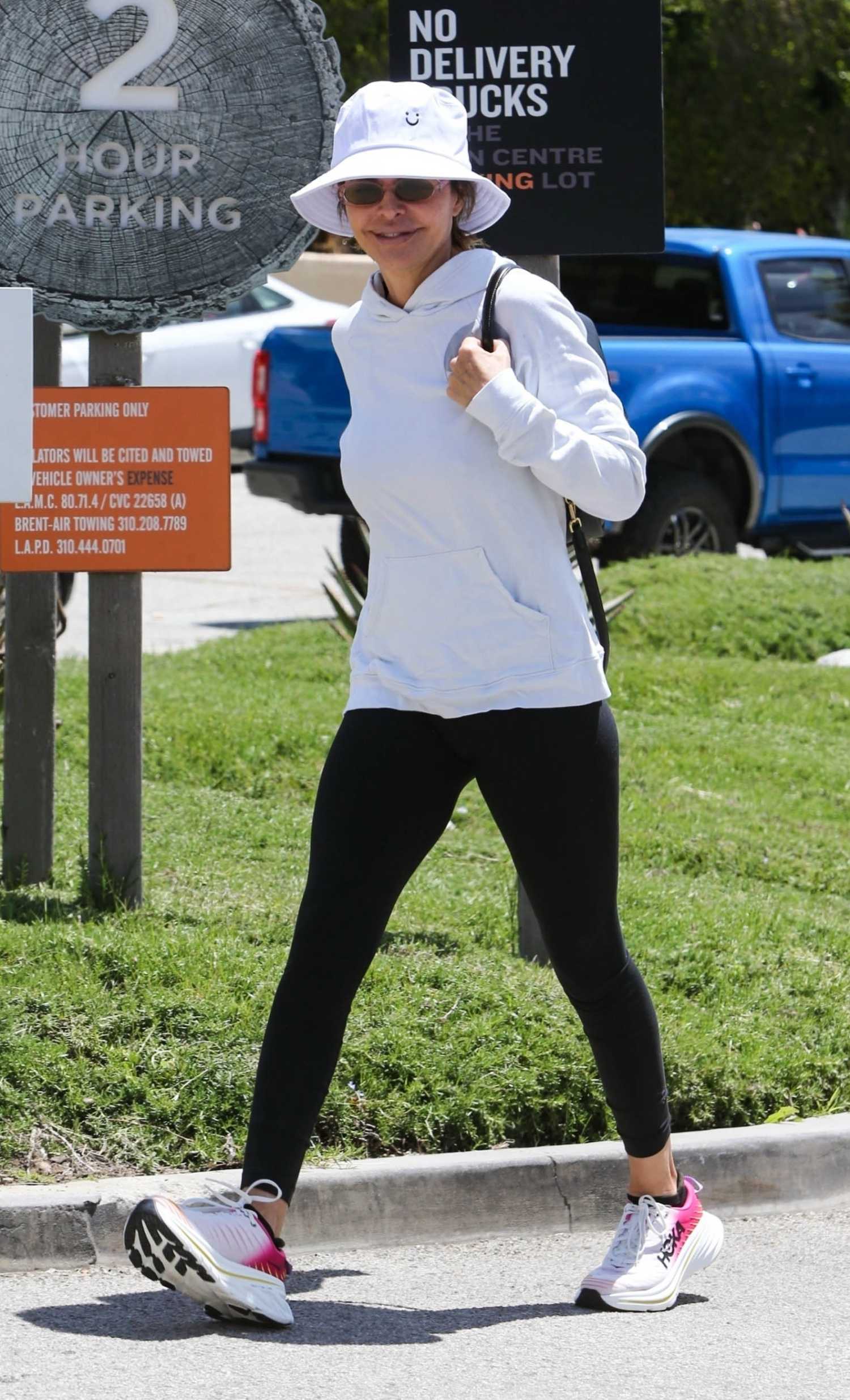 Lisa Rinna in a White Hoodie Was Seen Out in Beverly Hills – Celeb Donut