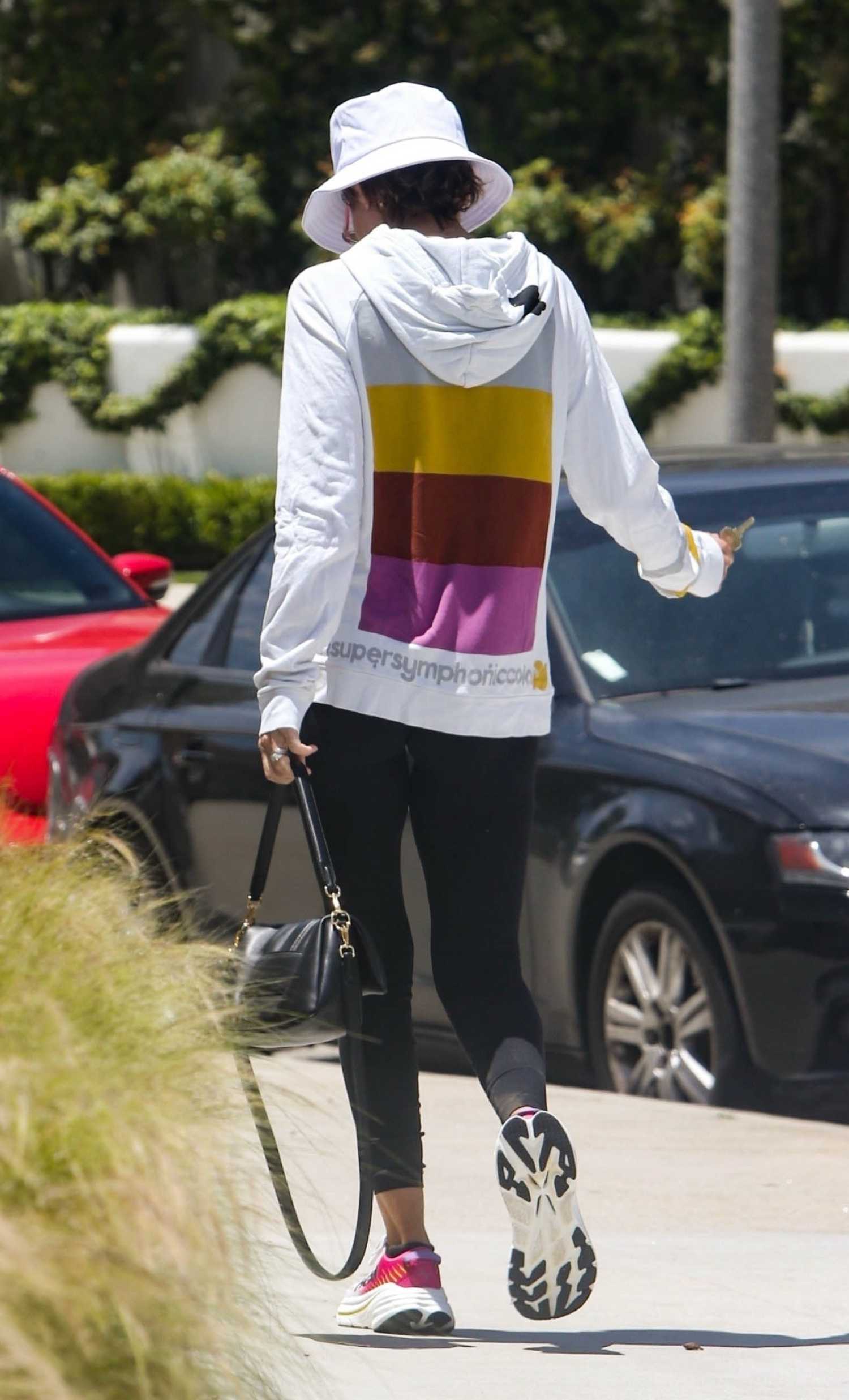 Lisa Rinna in a White Hoodie Was Seen Out in Beverly Hills – Celeb Donut