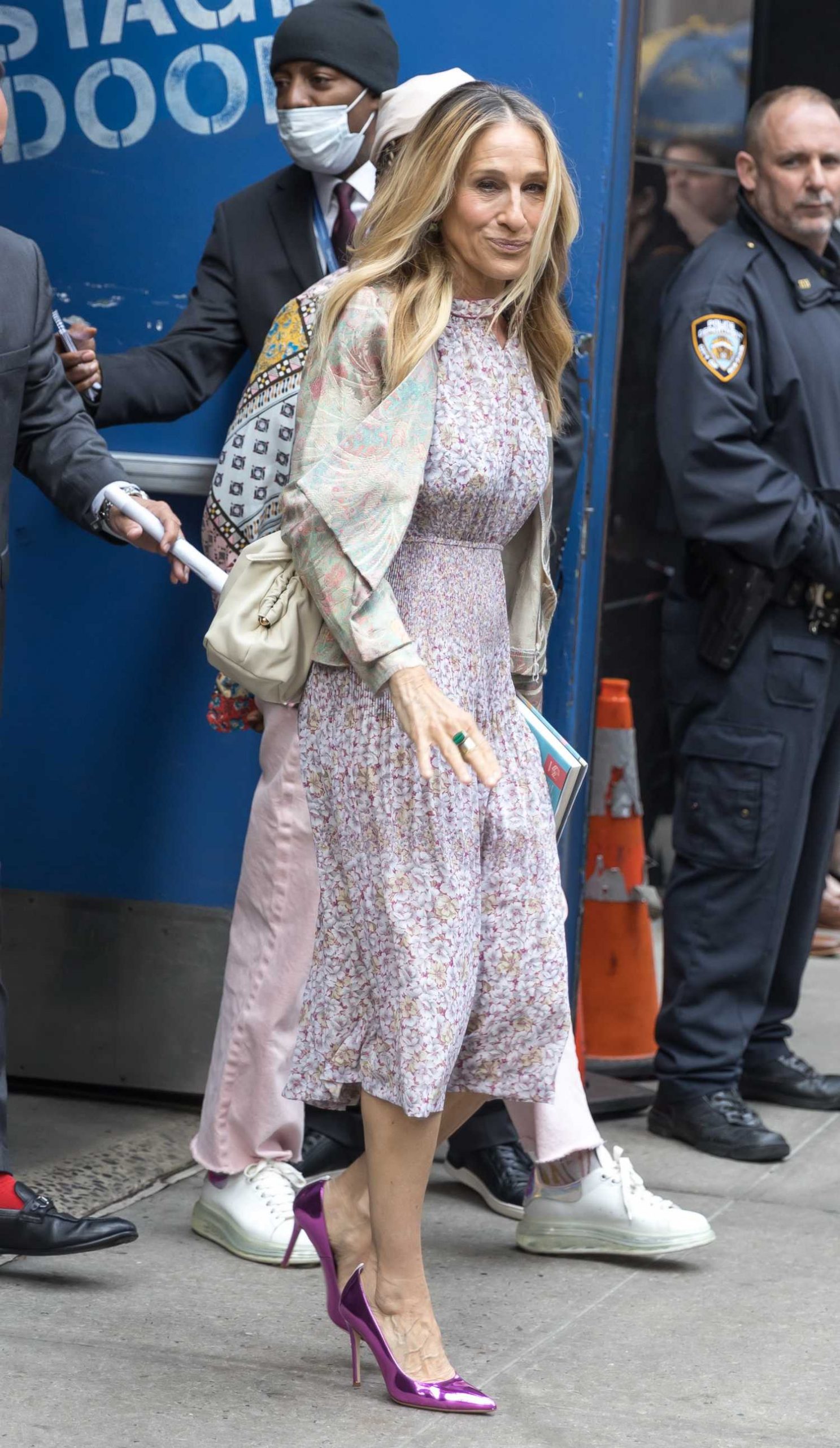 Sarah Jessica Parker in a Floral Dress Arrives to ABC’s Good Morning ...