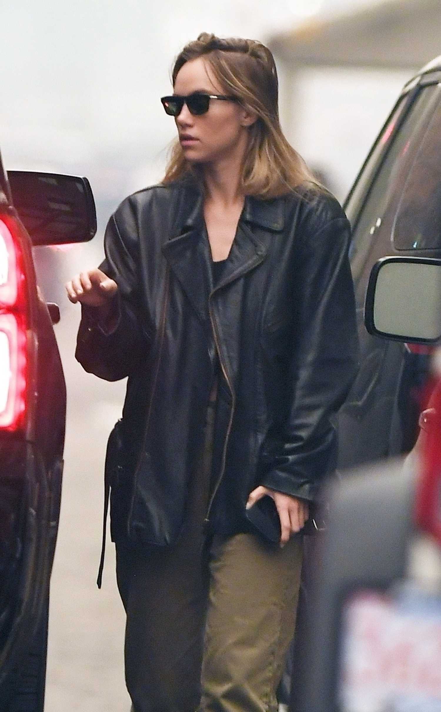 Suki Waterhouse in a Black Leather Jacket Was Seen Out in New York – Celeb Donut