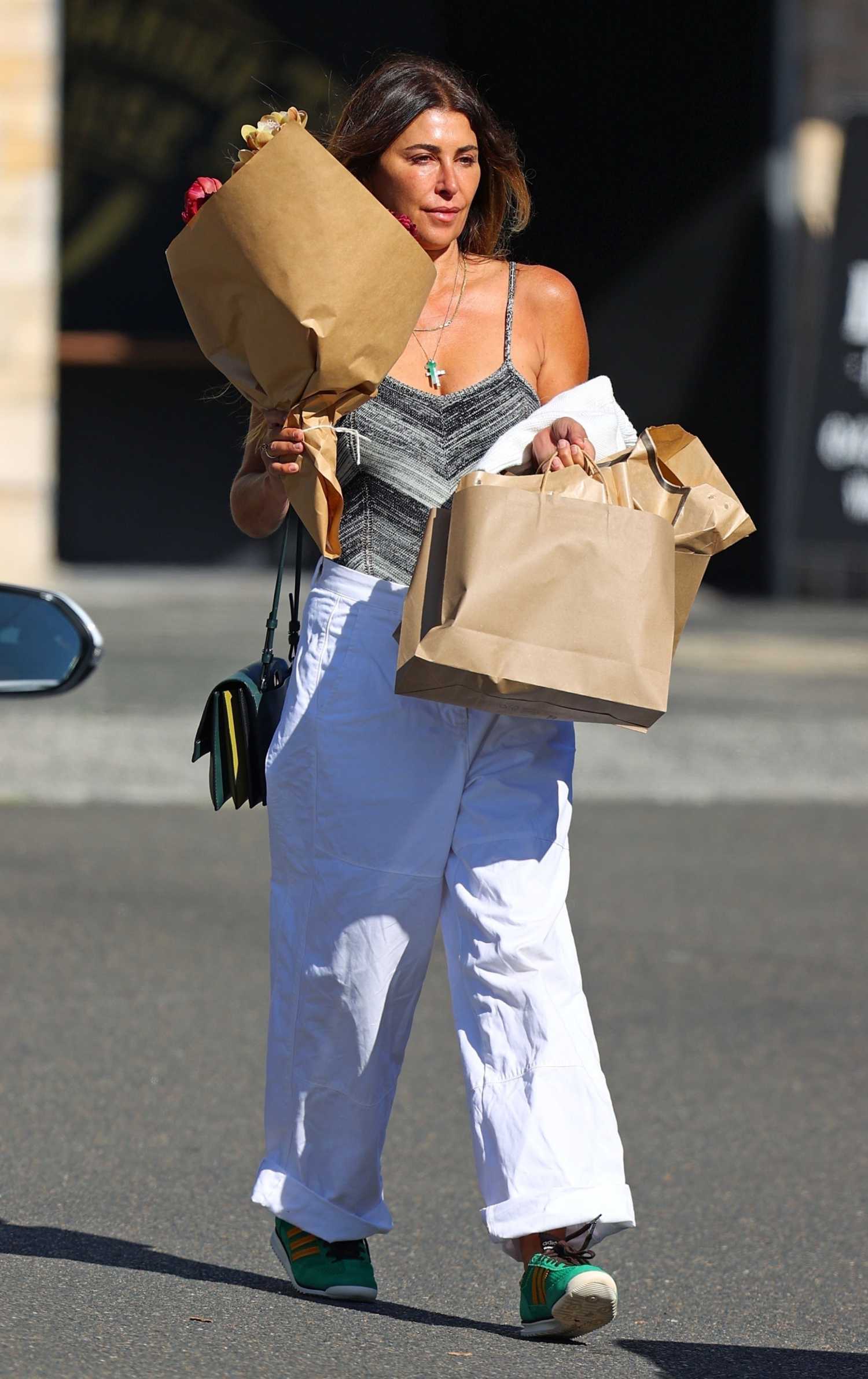Jodhi Meares in a White Pants Was Seen Picking Up a Bouquet in Sydney ...
