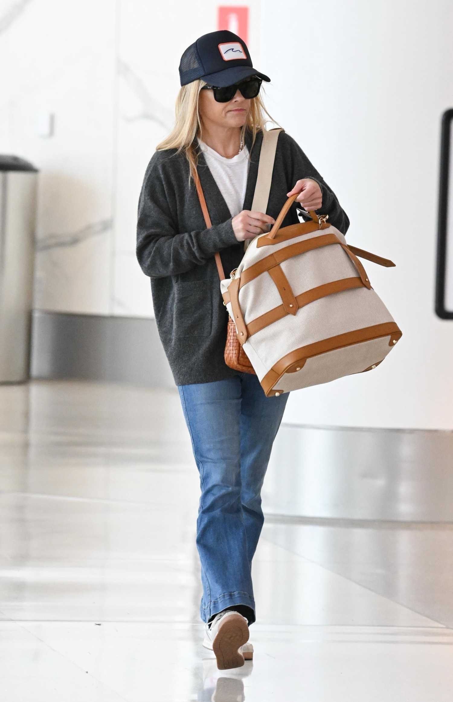 Reese Witherspoon in a Black Cardigan Arrives at JFK Airpor in New York ...