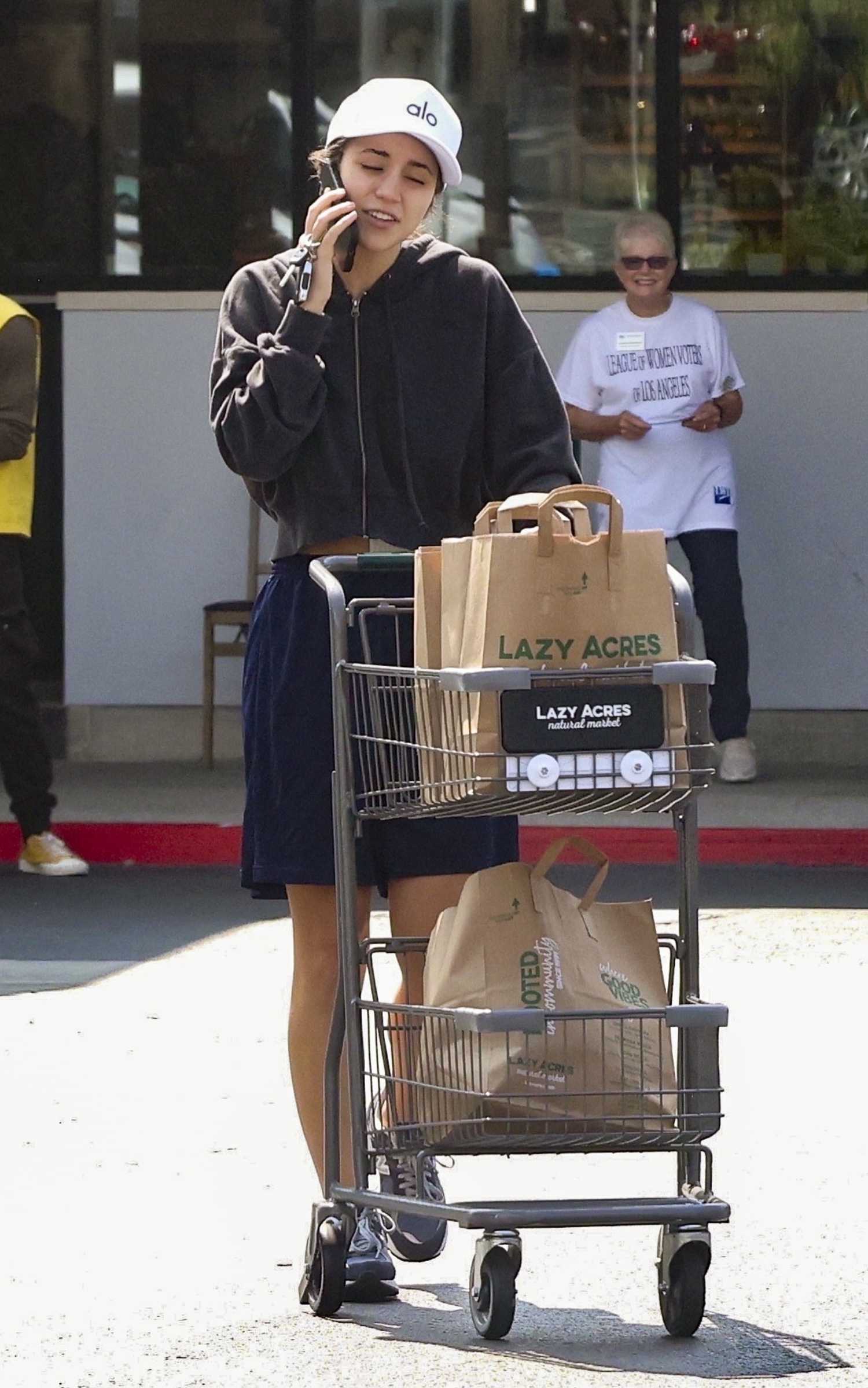 Caylee Cowan in a White Cap Arrives at a Grocery Store in Los Feliz ...
