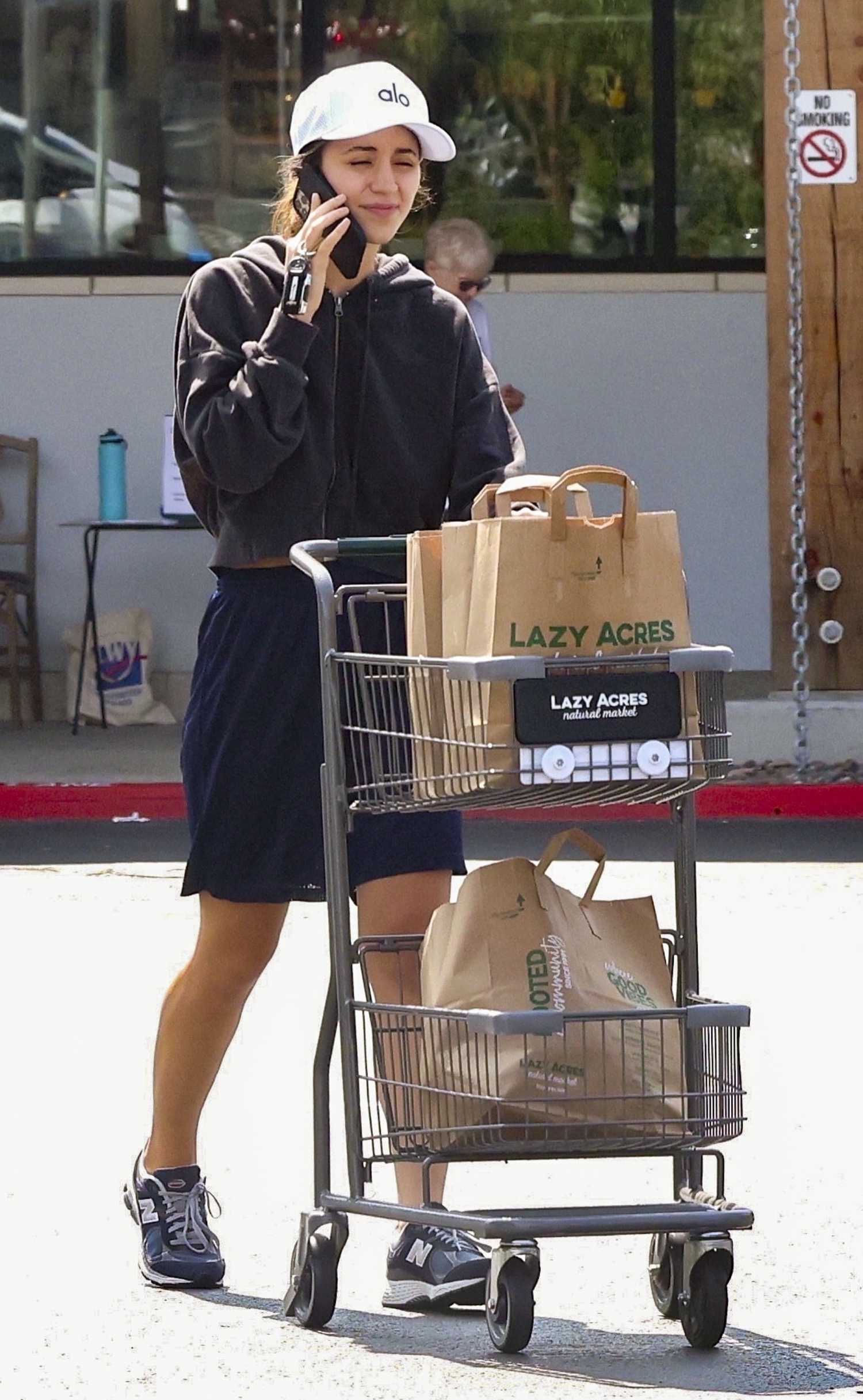Caylee Cowan in a White Cap Arrives at a Grocery Store in Los Feliz ...